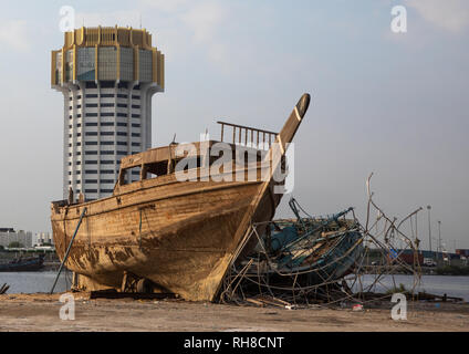 Saudi Arabia Dhow Building Stock Photo - Alamy