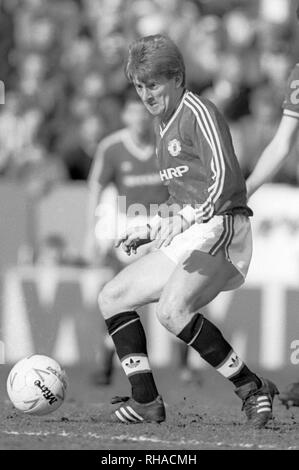 GORDON STRACHAN, MANCHESTER UNITED FC, 1987 Stock Photo - Alamy