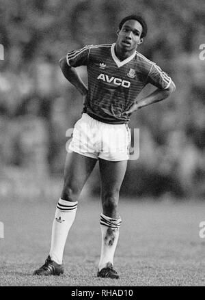 PAUL INCE WEST HAM UNITED FC 12 December 1986 Stock Photo - Alamy