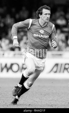 JOHN GIDMAN MANCHESTER UNITED FC 16 April 1985 Stock Photo - Alamy
