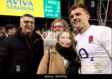 England's Henry Slade celebrates with his mum Jayne (back left) and ...