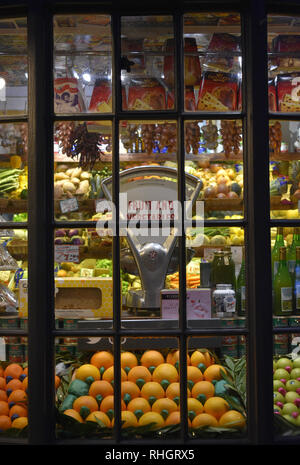 Window of Broadway Deli, Broadway, Worcs, Cotswolds, England Stock ...