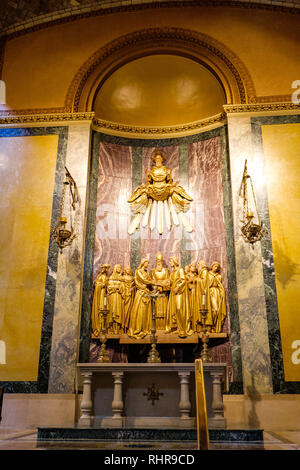 Interior of Saint Matthew's Church in Otterbourne, face to the choir ...