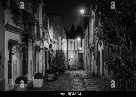 Via della Paglia at night, in Trastevere, Rome, Italy Stock Photo - Alamy