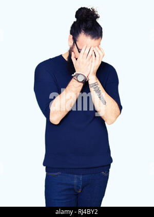 Young hispanic man with beard and glasses holding dollar banknotes ...