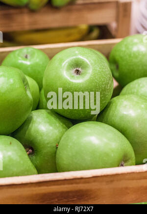 Äpfel in einer Kiste Stock Photo - Alamy