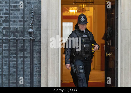 Police Officer, policeman at Downing Street, London, UK Stock Photo - Alamy