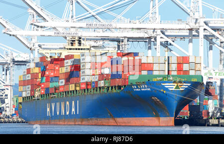 Oakland, California, USA. 5th February, 2019. Cargo Ship PRESIDENT ...