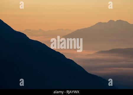 Blick von der Sattelspitze auf Morgennebel über dem Inntal, Tirol ...