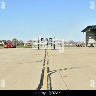 Maj. Scott Boatright taxis in his A-10 Thunderbolt for his Fini Flight ...