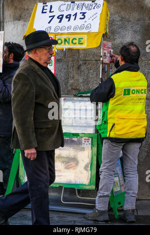ONCE lottery tickets seller, Calle de Carrateras, Madrid, Spain Stock ...