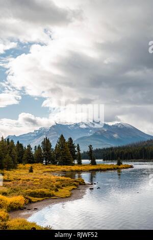 Maligne Lake, behind it mountain range Queen Elizabeth Ranges with ...