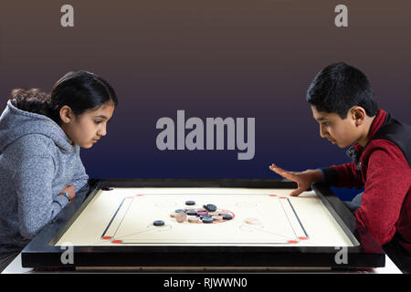 kids play Carrom, a board game from india subcontinent, in dharavi slum ...