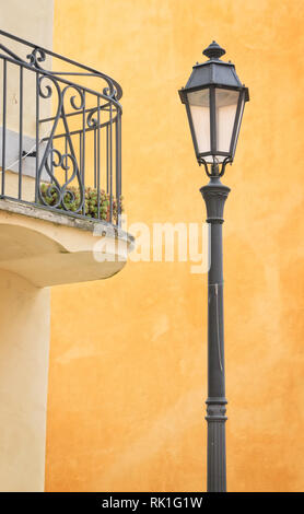 Traditional mediterranean alley with street lamp Stock Photo - Alamy