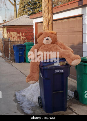 Discarded teddy bear on top of recycling bin Stock Photo - Alamy