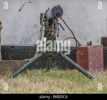 British WW1 machine gun crew in a front line trench. 1914-18. (BSLOC ...