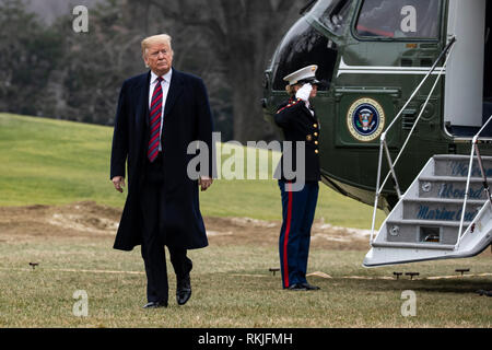 President Donald Trump arrives on Marine One on the South Lawn of the ...