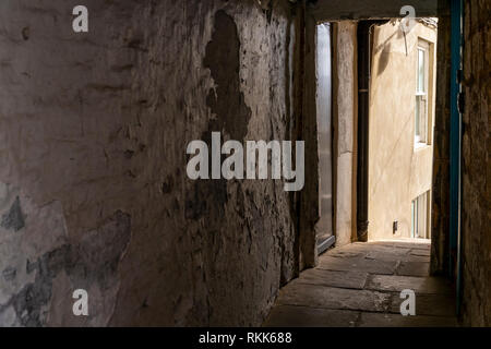 One of Whitby's many alleyways and passages joining medieval streets ...