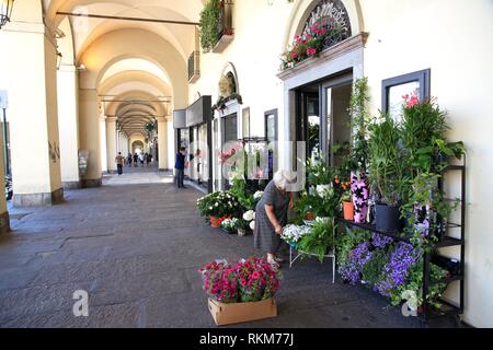 Flower Shop Italy Stock Photo: 86176120 - Alamy