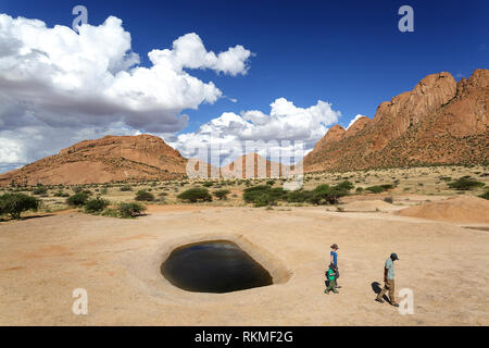 Savannah landscape with granite rocks and Spitzkoppe Mountain, Pontok ...