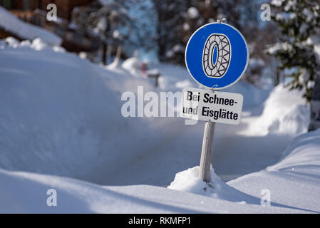 Traffic sign, snow chains obligatory, Kaiserau, Admont, Styria Stock ...