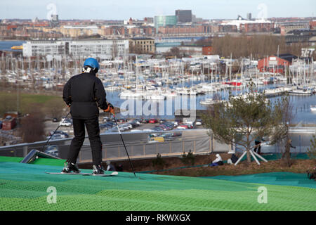 Kopenhagen, Denmark. 12th Feb, 2019. Skiers use an artificial ski slope ...
