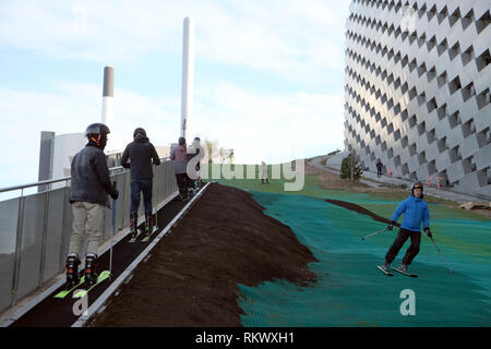Kopenhagen, Denmark. 12th Feb, 2019. Skiers use an artificial ski slope ...