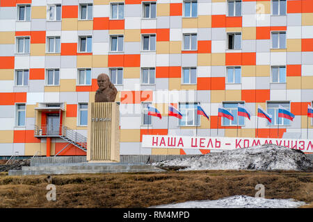 Statue of Lenin in the arctic town Pyramiden at Svalbard, Norway ...