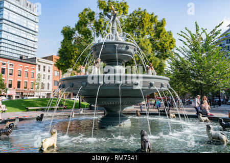 Toronto, OCT 8: Dog fountain of Berczy Park on OCT 8, 2018 at Toronto ...