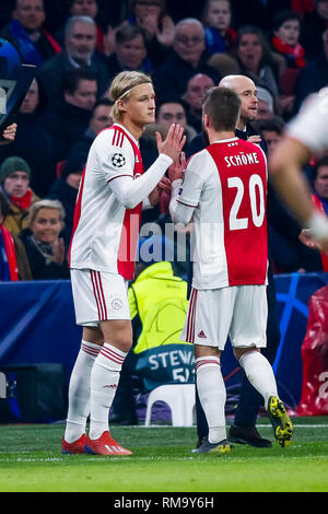 AMSTERDAM - Kasper Dolberg of Ajax comes on for Wout Weghorst of Ajax ...