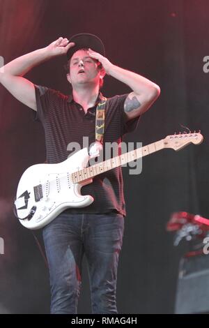 Hard core band concert vocalist jumping Stock Photo - Alamy