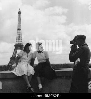 German soldiers with French civilians in Paris, 1940 Stock Photo - Alamy