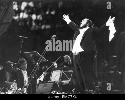 Luciano Pavarotti Opera singer in Manchester July 1991 Stock Photo - Alamy