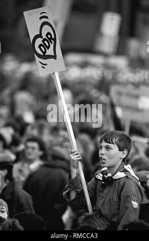 The Free German Youth (FDJ) begins its Pentecost meeting in 1989 with a mass rally on the Marx ...