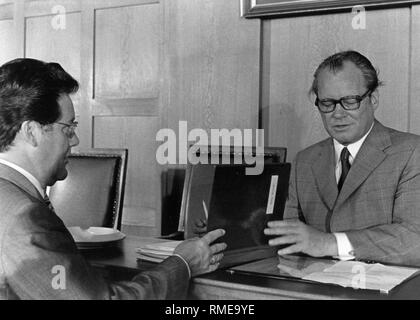 German chancellor Willy Brandt (r, SPD) farewells lieutenant general ...