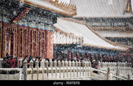 Beijing, China. 14th Feb, 2019. A worker sweeps snow at the Badaling ...