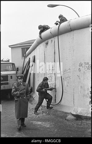 Fall of the Berlin Wall: demolition of the Wall in Berlin-Kreuzberg ...
