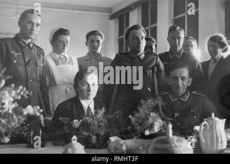 German doctor and nurses in a military hospital, Germany 1917 Stock ...
