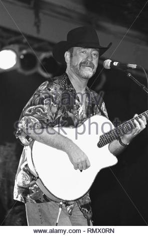 DAVE MASON English rock musician in 1975 Stock Photo: 76659403 - Alamy