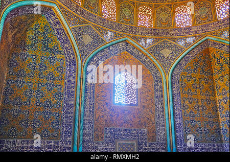 Islamic calligraphy on wall. Quranic Verses Stock Photo - Alamy
