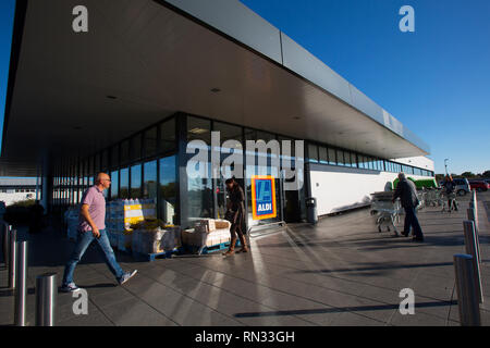 Supermarket, Aldi, Cowes, Isle of Wight, England, Uk Stock Photo - Alamy