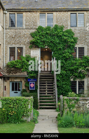 Lacock Pottery in Lacock Village, Wiltshire Stock Photo - Alamy