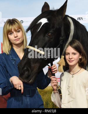The actresses Hanna Binke (l.) and Luna Paiano from the film "Ostwind ...