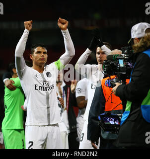 Manchester United players together after going 3-1 up. Manchester ...