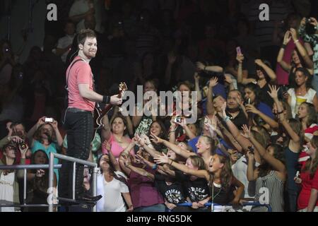 American Idol winner David Cook signing autographs at Arco Arena ...