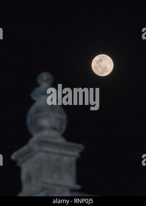 Cairo, Egypt. 19th Feb, 2019. A full moon appears in the sky over Cairo ...