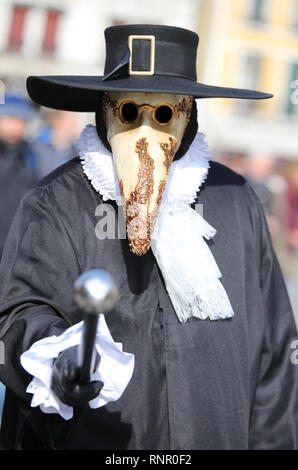 Venetian Mask with beak called Plague doctor costume. The Long beak ...
