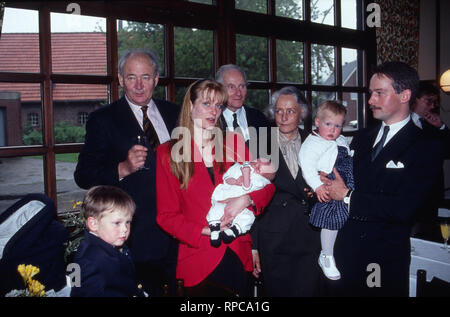 Rudolph Prinz von Croy und Ehefrau Alexandra präsentieren Karl Emanuel ...