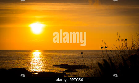 Atardecer en el mar. Bayona. Pontevedra. Galicia. España Stock Photo - Alamy