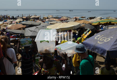 Crowded fish market in Mbour (Senegal) extending into the beach Stock ...